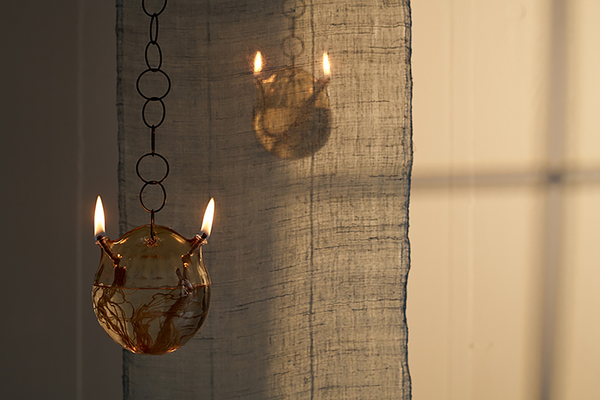 Lindsey Adelman launches oil lamp exhibition in NYC – darc magazine